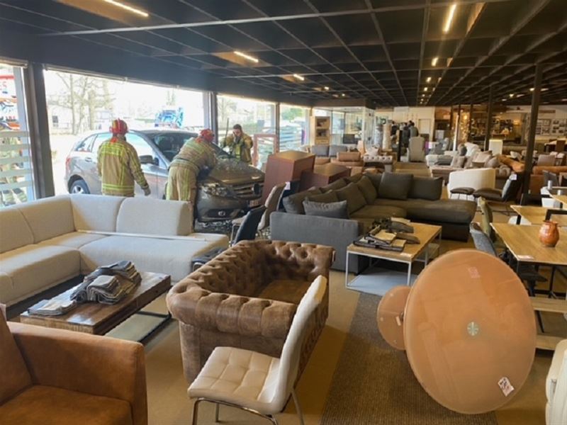 Auto rijdt dwars door vitrine meubelzaak binnen - Internetgazet Heusden ...