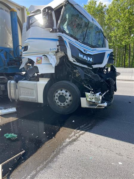 Ravage bij botsing tussen 2 vrachtwagens - Internetgazet Heusden-Zolder