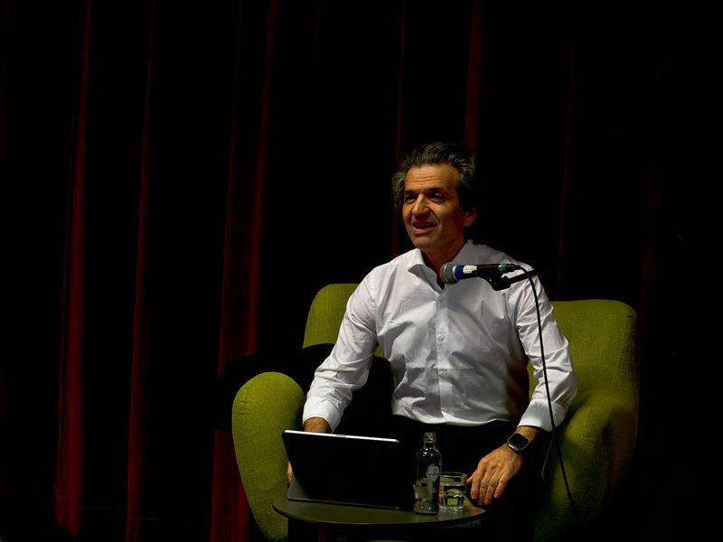 Volle zaal luistert naar dokter Baki Topal - Internetgazet Heusden-Zolder