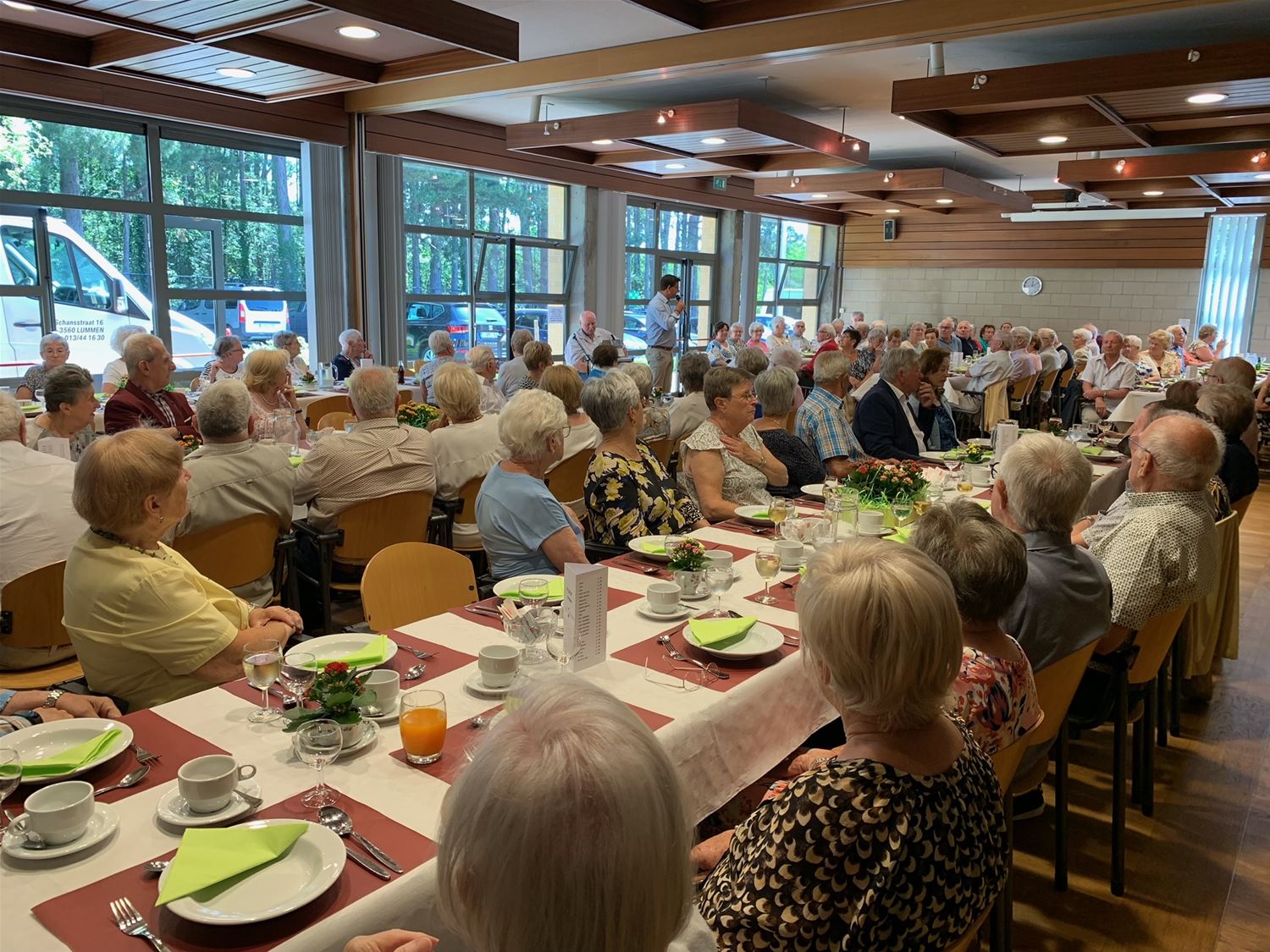 Senioren kunnen eindelijk weer aan de feestdis - Internetgazet Heusden ...